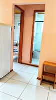 Apartamento standard, 2 quartos, cozinha, vista para o jardim | Área de estar | TV de tela plana, pebolim, mesa de pingue-pongue