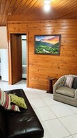 Apartamento superior, 2 quartos, cozinha, vista para a cidade | Área de estar | TV de tela plana, pebolim, mesa de pingue-pongue