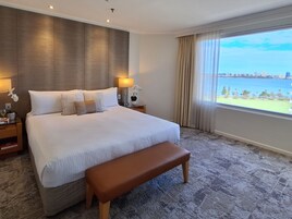 Suite, 1 cama king-size | Secretária, secretária adequada para computadores portáteis 