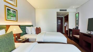 Roupas de cama premium, frigobar, cofres nos quartos, escrivaninha