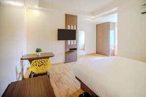 Quarto Duplo Deluxe, 1 cama queen-size, não fumadores, casa de banho privativa | Cofre no quarto, secretária