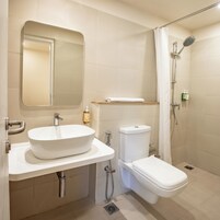 Quarto Twin Executivo | Casa de banho | Um polibã, artigos de higiene pessoal grátis, chinelos 