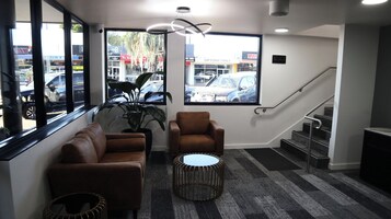 Área de estar no saguão