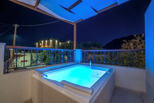 Suíte, 1 cama de casal, para não fumantes, vista parcial para o mar | Terraço/pátio