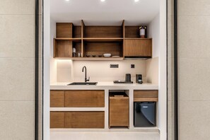 Suíte, 1 cama de casal e sofá-cama, para não fumantes, varanda | 1 quarto, cortinas blackout, quartos à prova de som, Wi-Fi de cortesia