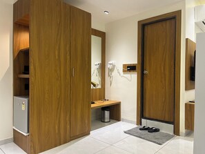 Quarto Premium | Secretária, secretária adequada para computadores portáteis