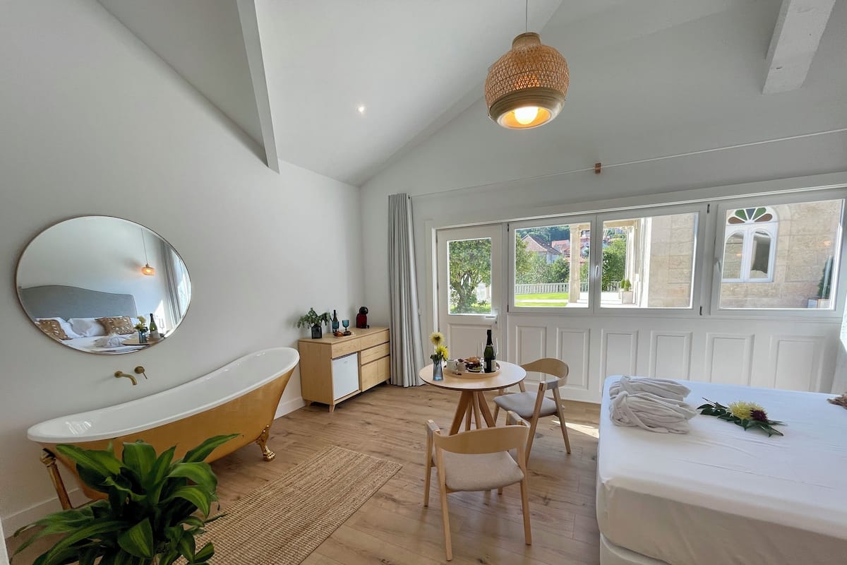 Quarto casal luxo, 1 cama King, banheira, vista para o jardim | Roupas de cama premium, edredons de pluma