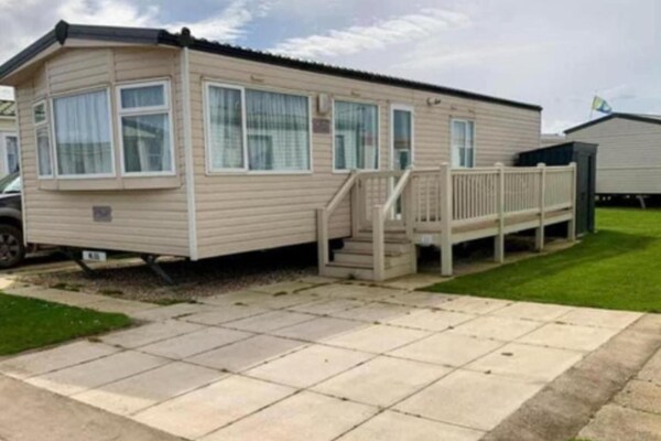 Lodge - Sleeps 6 - Patio - Parking - Beach Close - Chapel St Leonards