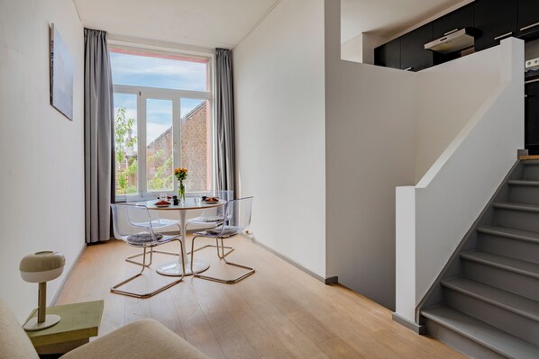 Apartamento, 2 quartos | Opções para refeição no quarto