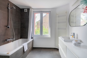 Apartamento, 2 quartos | Banheiro