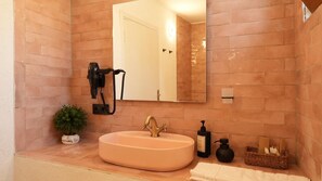 Quarto casal, 1 cama Queen | Banheiro | Chuveiro, secador de cabelo, toalhas de banho, sabonete