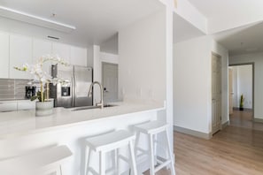 Apartamento clássico, vista para a cidade | Cozinha privada | Geladeira, micro-ondas, fogão, cooktop