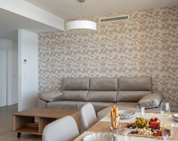 Apartamento Comfort, vista para o mar | Sala de estar | TV de ecrã plano 