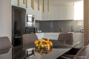 Apartamento Deluxe, vista para o mar | Sala de jantar