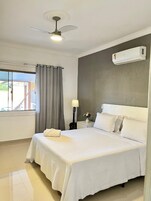 Casa família, 2 quartos, vista para a piscina | 1 quarto, cortinas blackout, ferros/tábuas de passar roupa