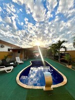 Casa família, 2 quartos, vista para a piscina | Área de estar | TV de tela plana