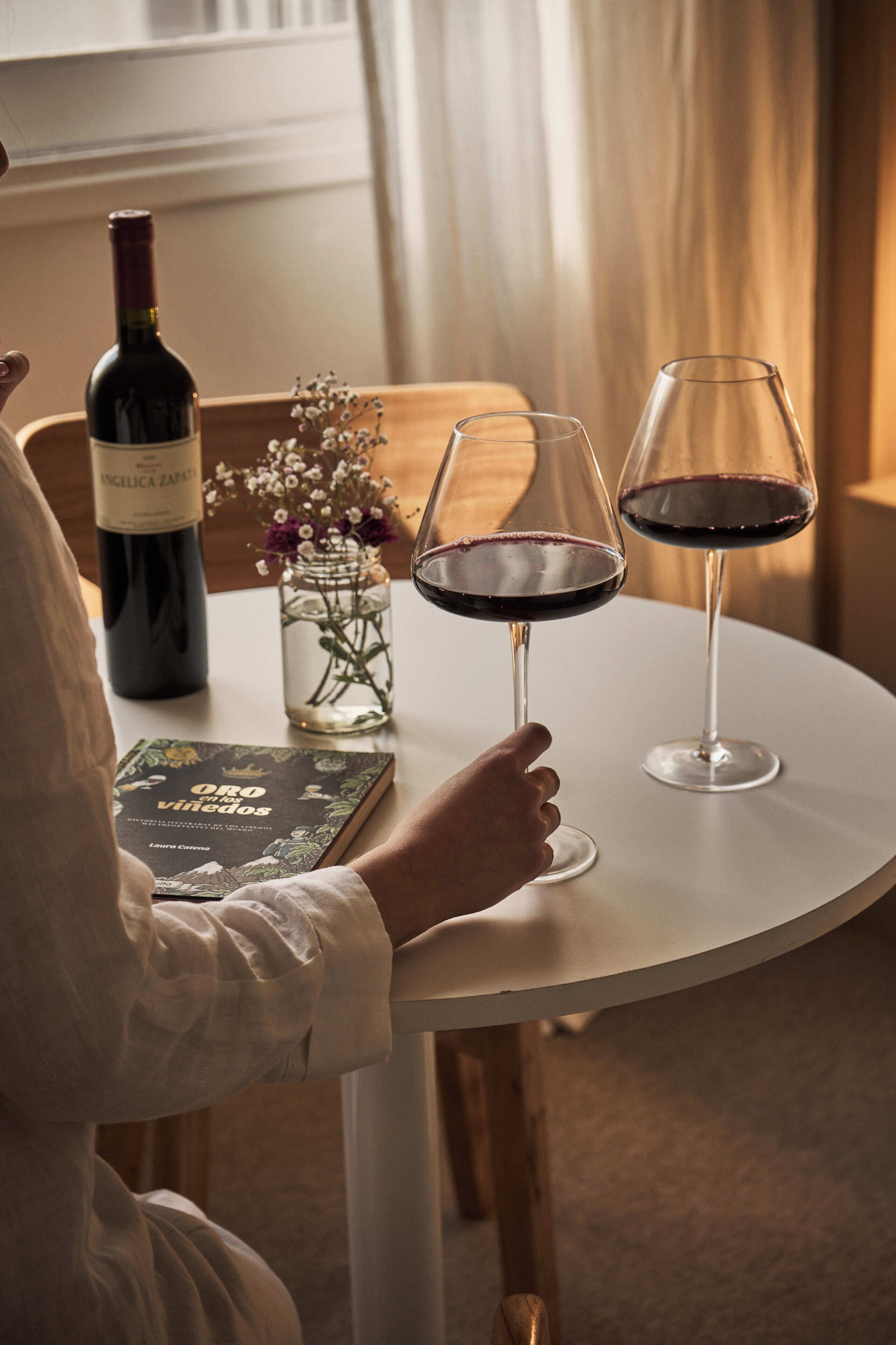 Escrivaninha, espaço de trabalho para notebook, cortinas blackout