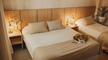 Quarto triplo standard | Escrivaninha, espaço de trabalho para notebook, cortinas blackout