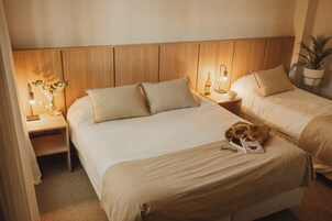 Quarto Triplo Standard | Secretária, secretária adequada para computadores portáteis 