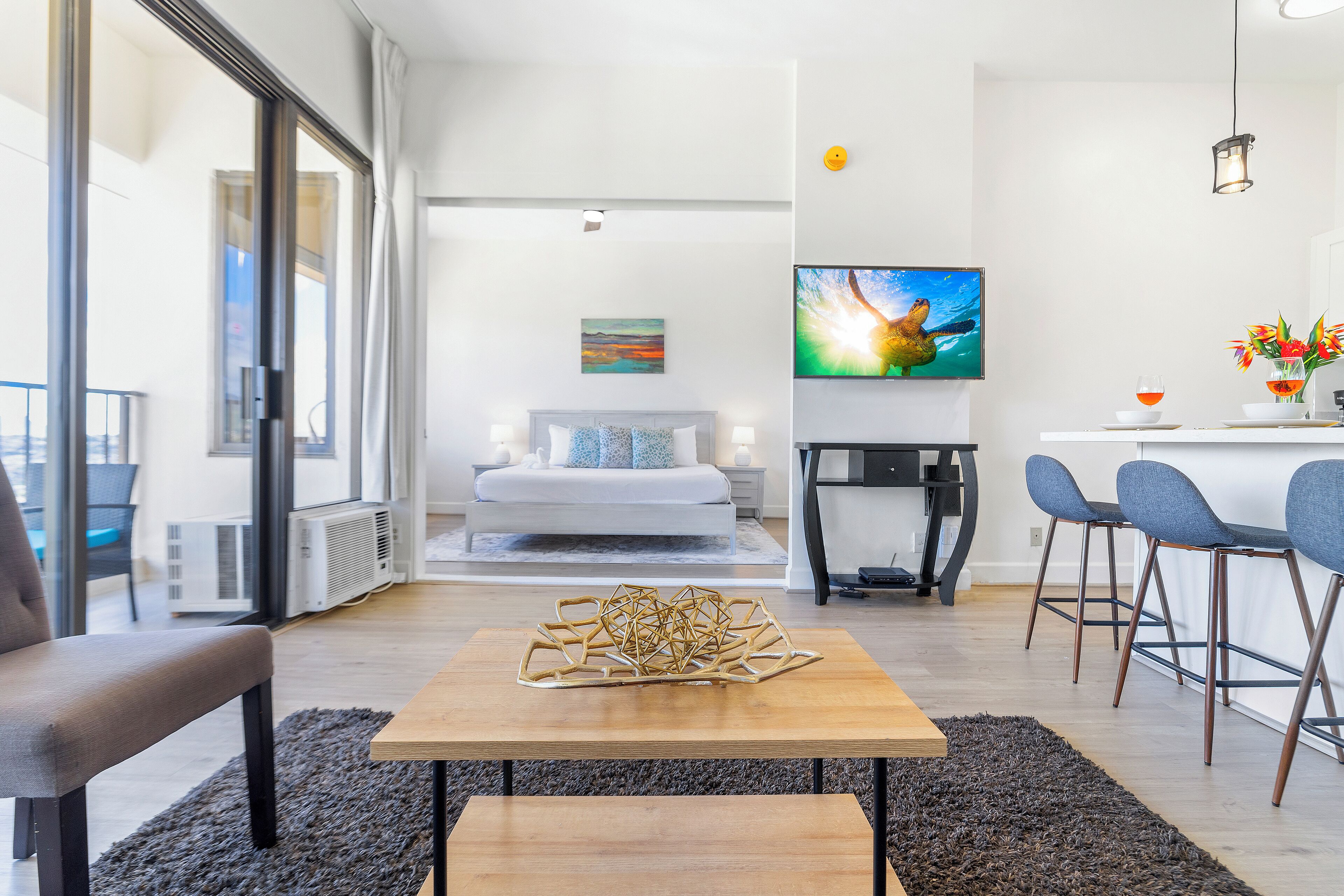 Apartamento, 1 cama king-size e sofá-cama, vista para a montanha (0130) | Sala de estar | Smart TV de 43 polegadas com canais por cabo 