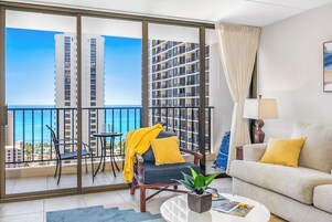 Apartamento em Condomínio Fechado, 1 quarto, vista para o oceano (0123) | Sala de estar
