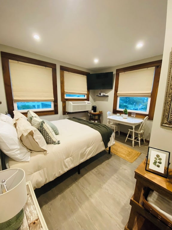 The Madison Inn, Charolotte's Corner Overlook, Suite 101, Hometown On Main Street Suite 101 - Indiana