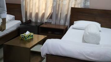 Quarto solteiro conforto, vista para a cidade | Escrivaninha, Wi-Fi de cortesia