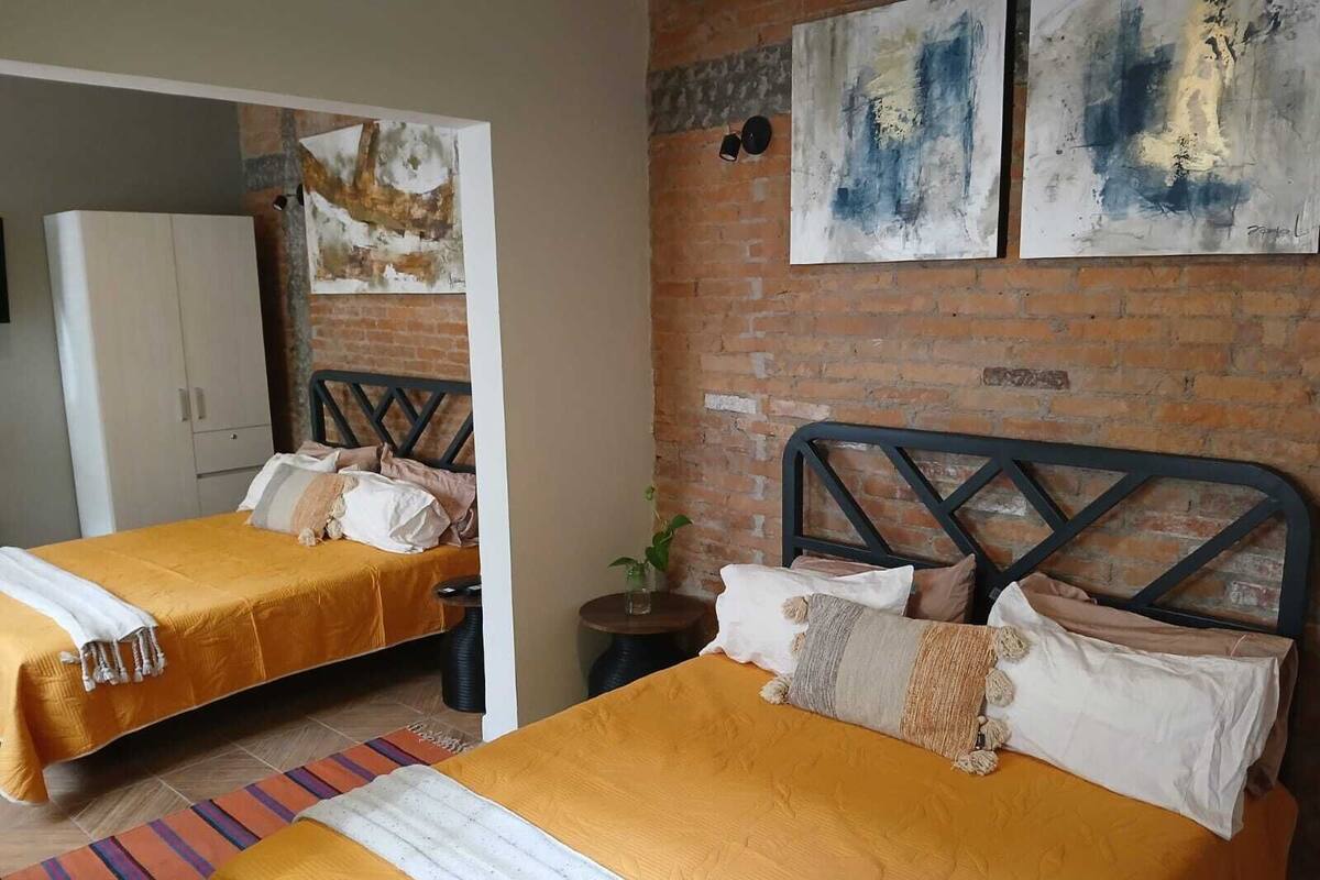 Quarto casal conforto | Edredons de pluma, cofres nos quartos, cortinas blackout
