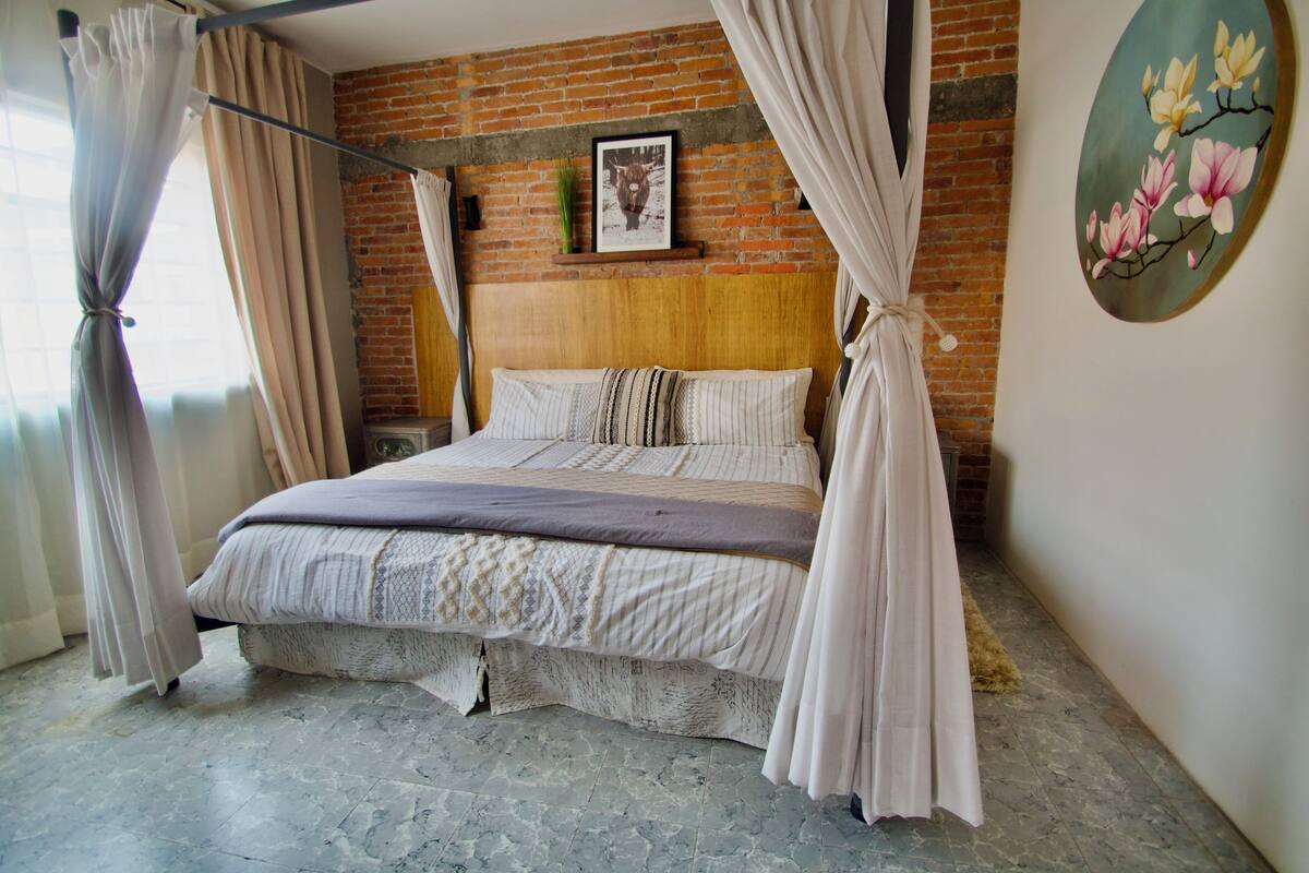 Quarto luxo | Edredons de pluma, cofres nos quartos, cortinas blackout