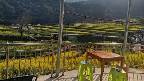 Varanda com vista para campos em socalcos e montanhas.