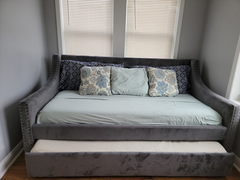 Marvelous 3-bedroom Apartment With Wifi, Ac 18 Minutes From Downtown Chicago - South Deering - Chicago