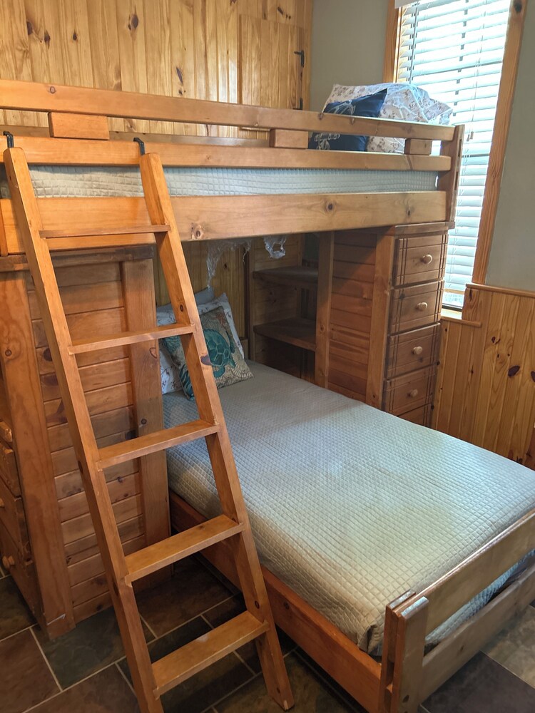 Cozy Screened Porch 2-Bdrm Cabin-Lake Access, Near Mill Creek Marina ...