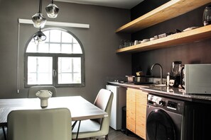 Apartamento Familiar | Cozinha privada | Um frigorífico, um micro-ondas, um forno, uma placa de cozinha 