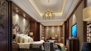 Quarto de hotel luxuoso com uma cama grande, um candelabro, uma televisão e uma escrivaninha.