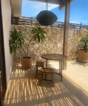 Apartamento premium, 1 quarto, vista para o jardim (5A) | Área de estar | Smart TV 43 polegadas com canais a cabo