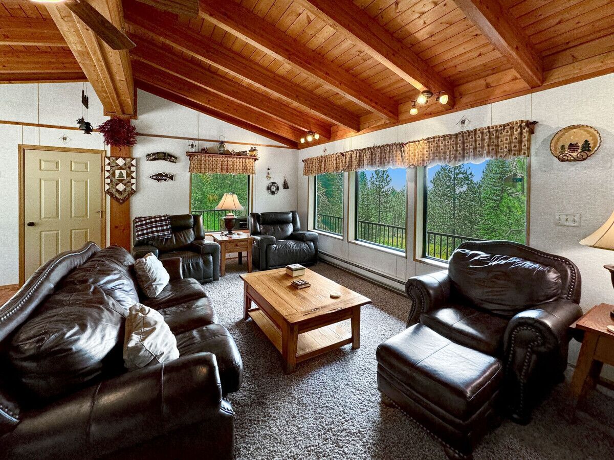 Rustic Cabin With Modern Comforts! - Cascade, ID