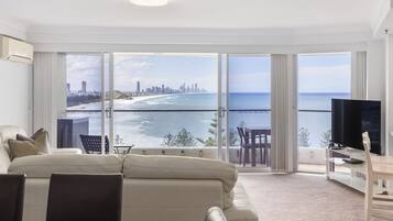 Apartamento, 2 quartos, varanda | Sala de estar | Smart TV de 55 polegadas com canais digitais, Netflix