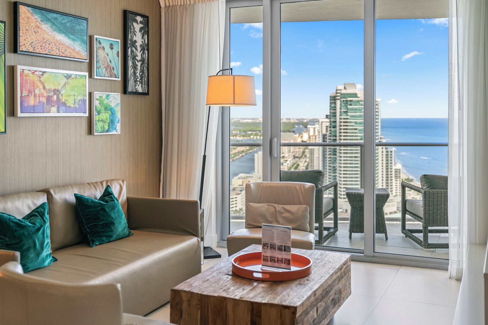 Condo premium | Área de estar | TV de tela plana, Netflix, Hulu, serviços de streaming