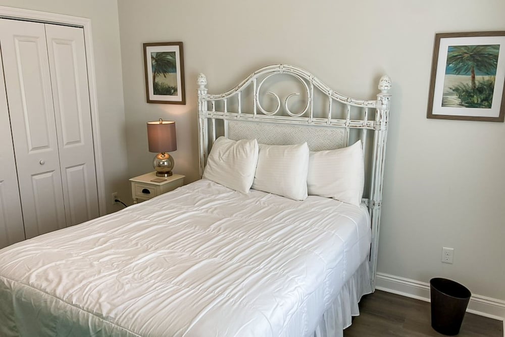 Gorgeous Coastal Home With Plenty Of Space And Easy Beach Access - Mexico Beach, FL