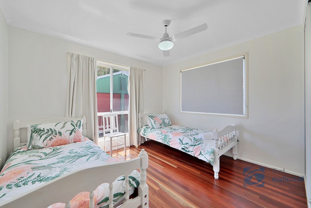 Lowset Queenslander 1 Street From The Beach - Woodgate