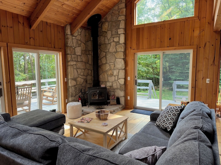 Breathtaking Post & Beam Minutes From Jiminy Peak, Williamstown, Lenox & Hiking - Pontoosuc Lake, MA