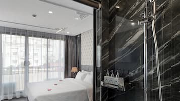 Suite Júnior, Vista para a cidade | Cofre no quarto, secretária