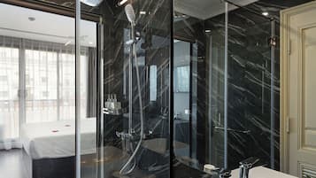 Suite Júnior, Vista para a cidade | Casa de banho | Artigos de higiene pessoal grátis, um secador de cabelo, chinelos