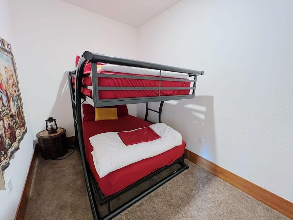 Spacious 6br 6ba Grand Castle Apartment Near Downtown - Blue Fish Aquarium, Grandville