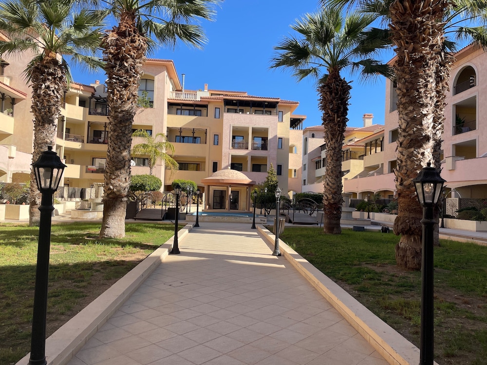 Townhouse With Pool 5 Minute Walk To Beach - Paphos