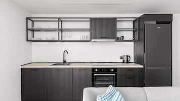 Apartamento Deluxe, 1 cama de casal, varanda | Cozinha privada | Um frigorífico, um forno, uma placa de cozinha