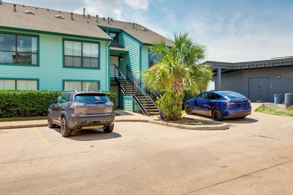 Lake Conroe Condo: Balcony, Views & Pool Access! - Willis, TX