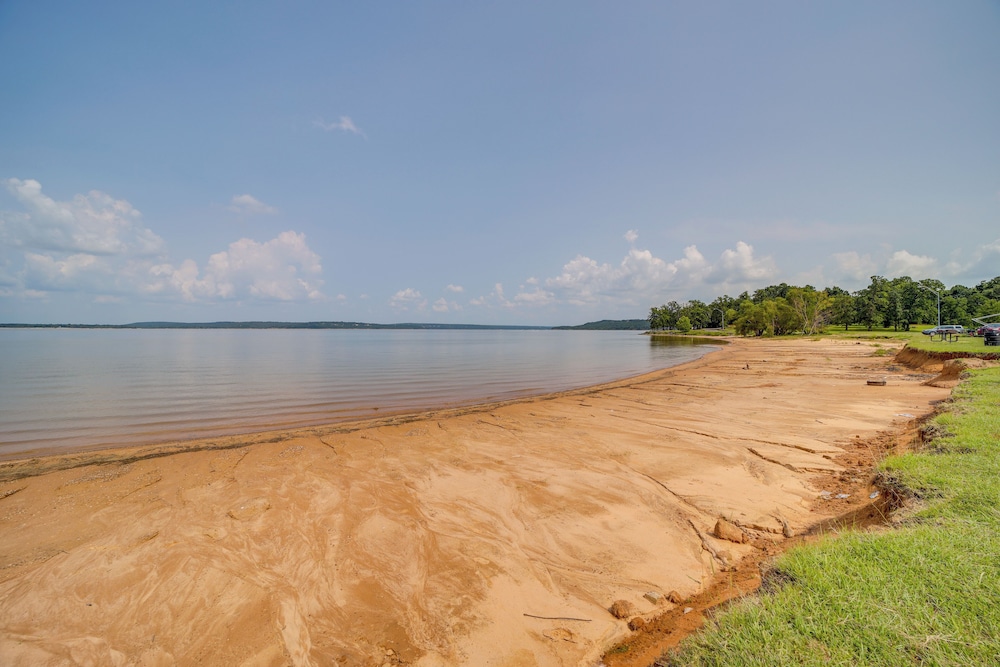 Eufaula Getaway W/ Patio, Walk To Beach + Marina! - Eufaula, OK