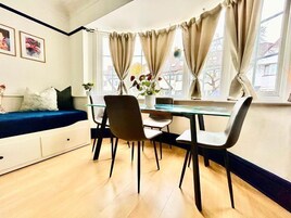 Apartamento urbano, 1 cama de casal e sofá-cama, para não fumantes (Flat A) | Área de estar | Smart TV 28 polegadas com canais digitais, filmes pagos
