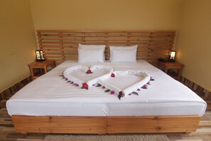 Quarto duplo luxo, sacada, vista para o rio | Escrivaninha, Wi-Fi de cortesia